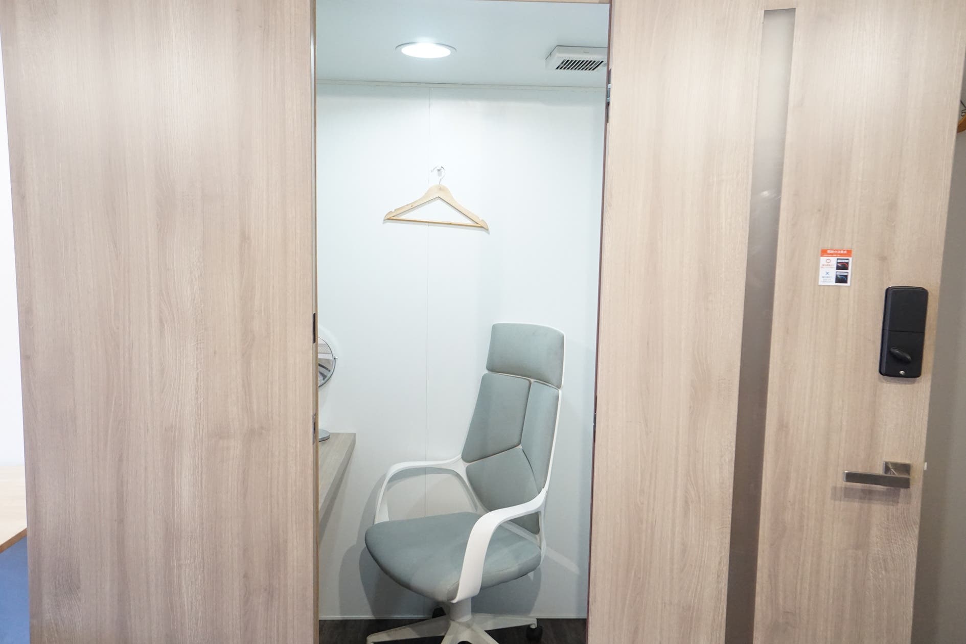 ＜ワークスポット葛飾＞コインランドリー内のワークブース💼光回線Wi-Fi📶モニター🖥テレワーク/Web会議/自習/作業の写真5