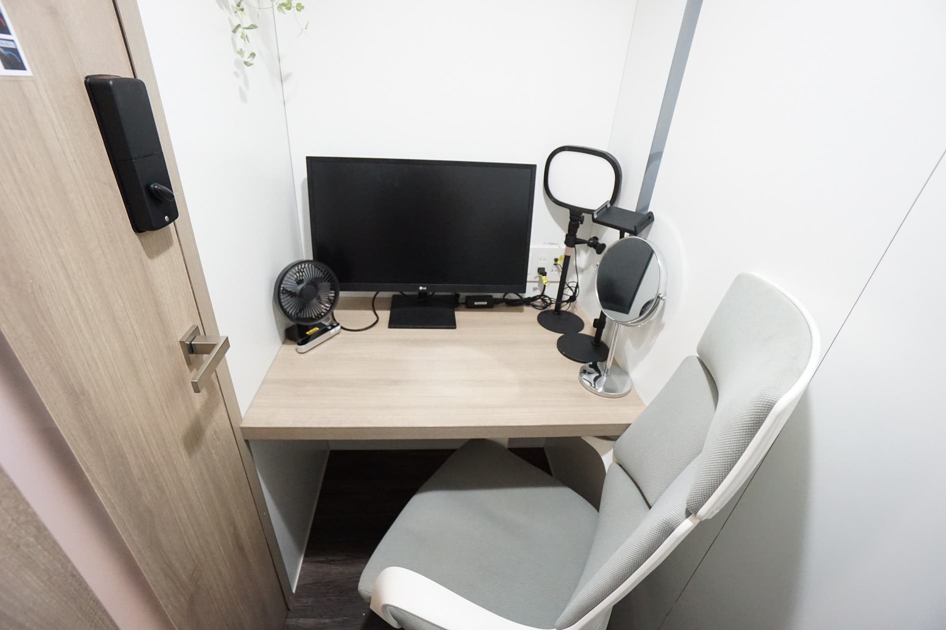 ＜ワークスポット葛飾＞コインランドリー内のワークブース💼光回線Wi-Fi📶モニター🖥テレワーク/Web会議/自習/作業の写真6