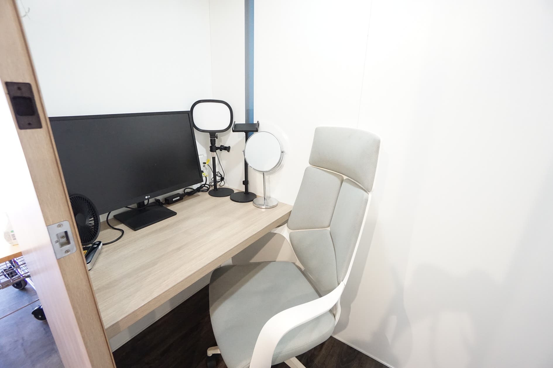 ＜ワークスポット葛飾＞コインランドリー内のワークブース💼光回線Wi-Fi📶モニター🖥テレワーク/Web会議/自習/作業の写真7