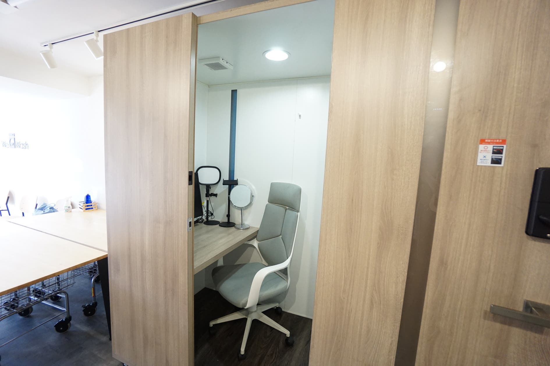 ＜ワークスポット葛飾＞コインランドリー内のワークブース💼光回線Wi-Fi📶モニター🖥テレワーク/Web会議/自習/作業の写真8