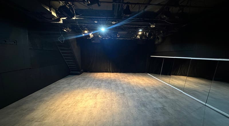 【舞台・レッスンなど最適◎】小劇場にもなる防音・照明音響完備のスタジオ！イベント貸切・レッスンなどカスタマイズ可能です