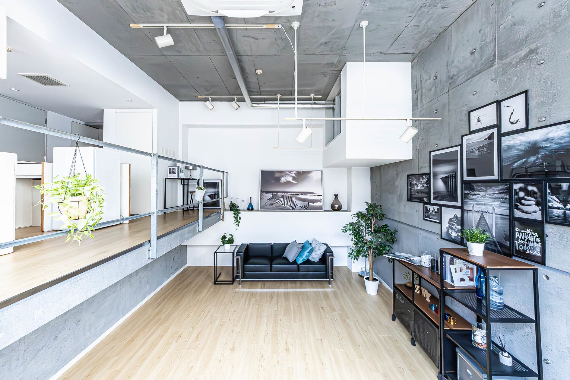 Ａ２．［天井高4M・2面採光］多面性のあるスタイリッシュ空間　MV/対談/カフェ/バス/ベッドの写真1