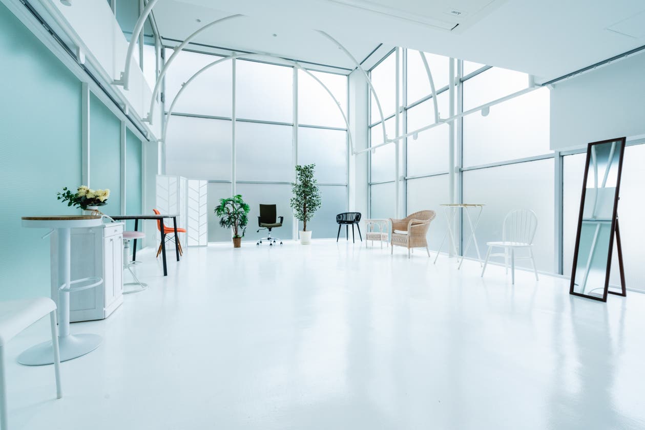 【撮影・配信に最適】白基調×自然光×天高4.6m／ホテルライクな控室＆導線完備／ワークショップ・イベントにもの写真6