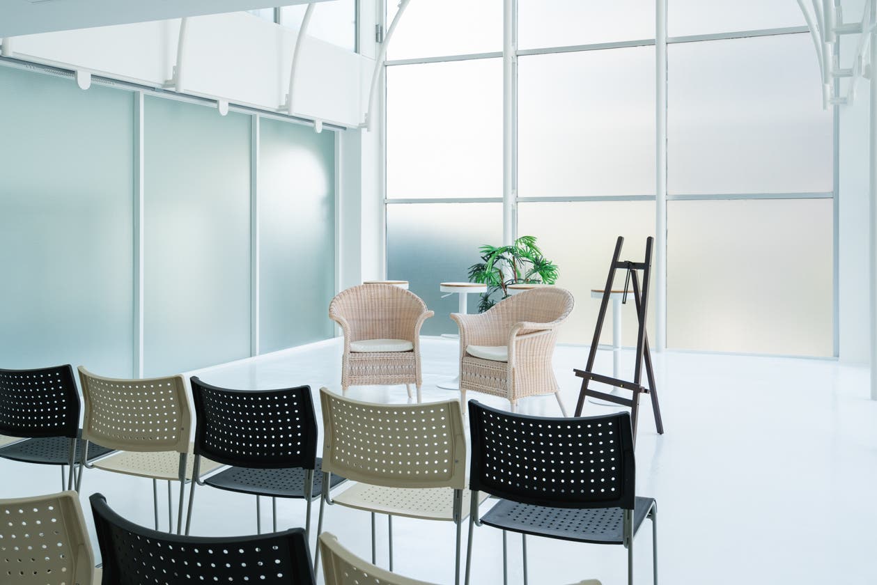 【撮影・配信に最適】白基調×自然光×天高4.6m／ホテルライクな控室＆導線完備／ワークショップ・イベントにもの写真7