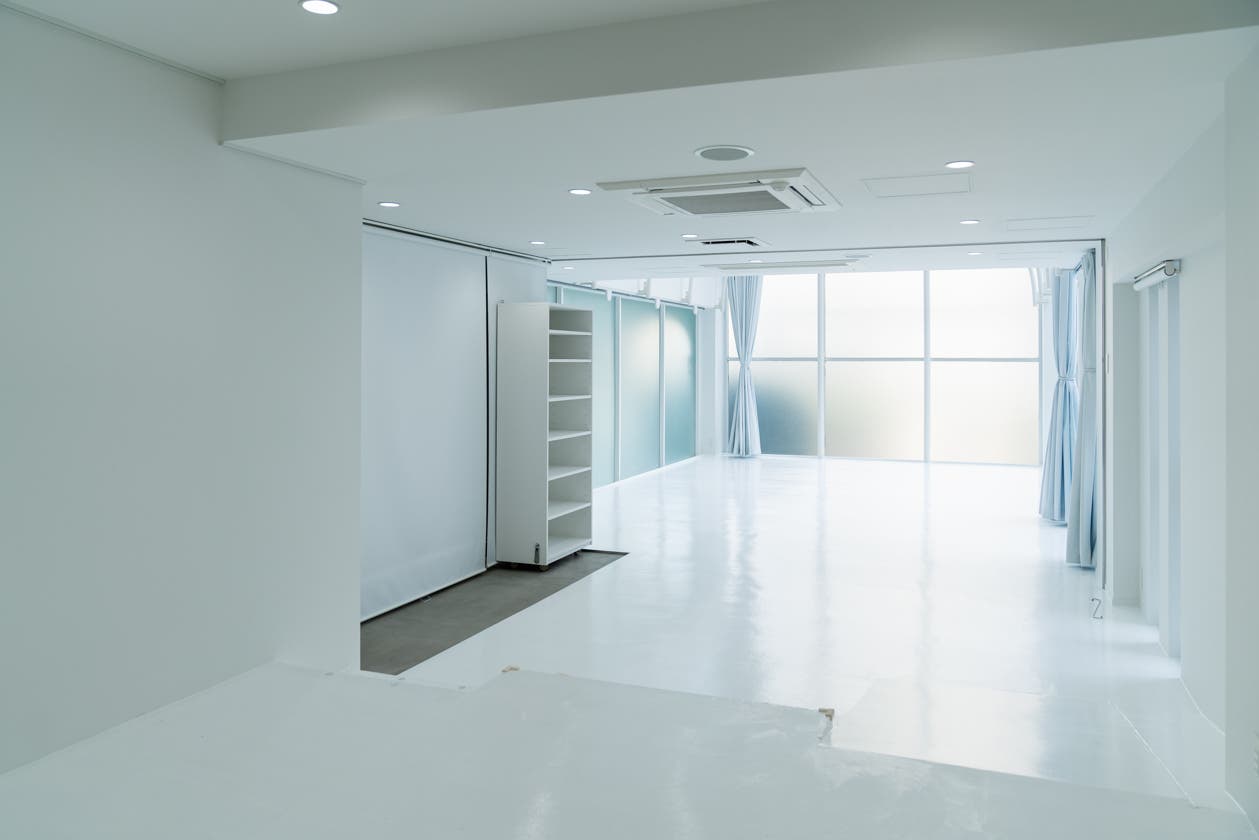 【撮影・配信に最適】白基調×自然光×天高4.6m／ホテルライクな控室＆導線完備／ワークショップ・イベントにもの写真9