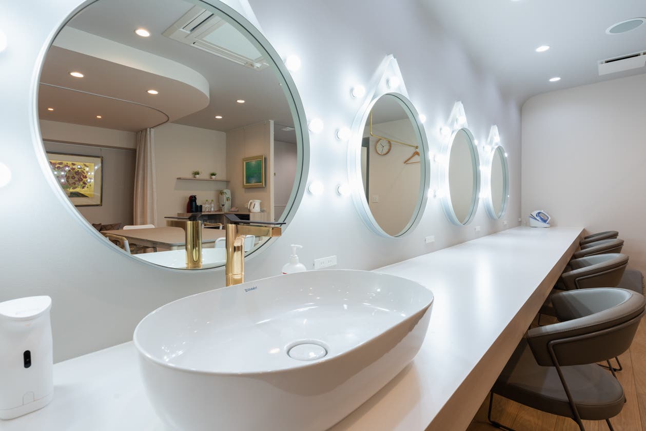 【撮影・配信に最適】白基調×自然光×天高4.6m／ホテルライクな控室＆導線完備／ワークショップ・イベントにもの写真16