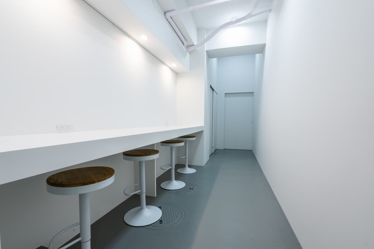 【撮影・配信に最適】白基調×自然光×天高4.6m／ホテルライクな控室＆導線完備／ワークショップ・イベントにもの写真18