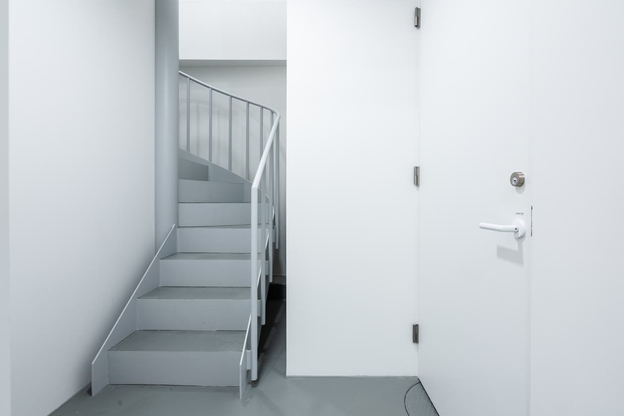 【撮影・配信に最適】白基調×自然光×天高4.6m／ホテルライクな控室＆導線完備／ワークショップ・イベントにもの写真20