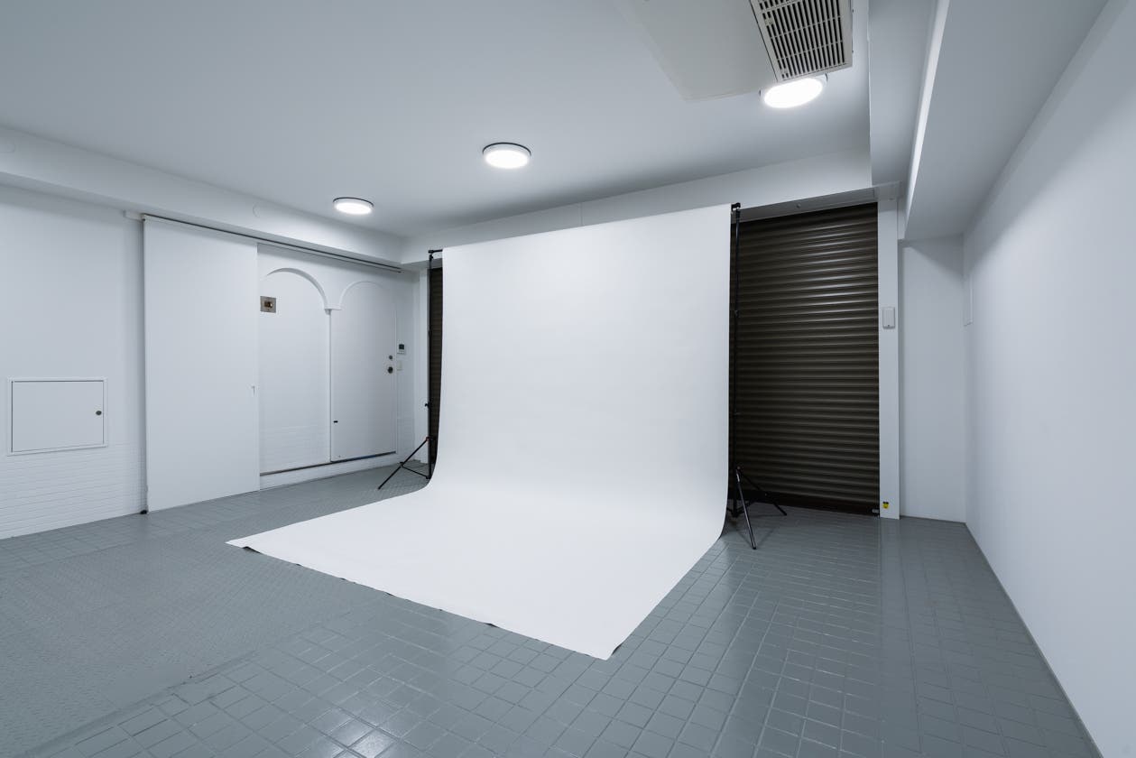 【撮影・配信に最適】白基調×自然光×天高4.6m／ホテルライクな控室＆導線完備／ワークショップ・イベントにもの写真22