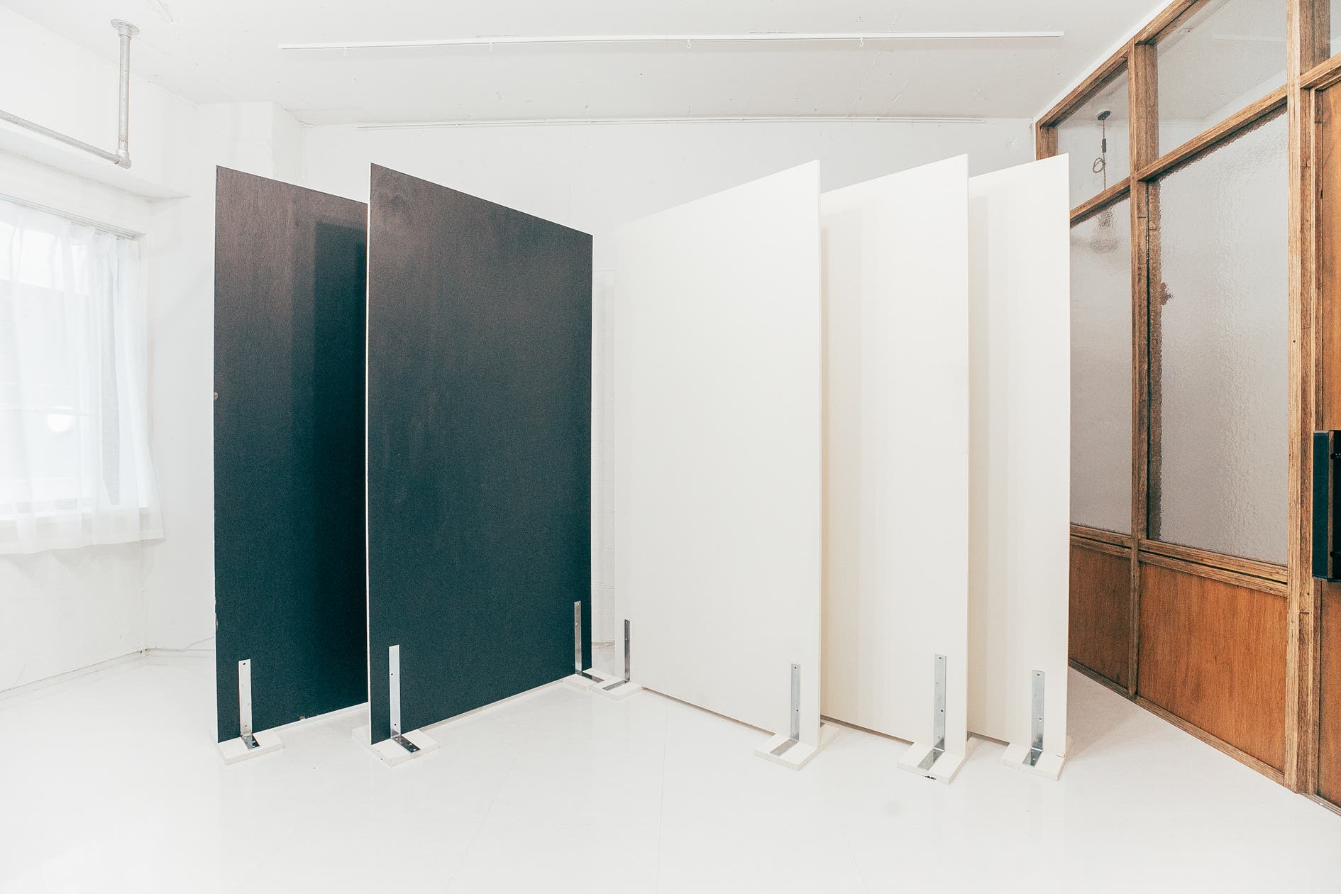 クリスマス🎄巨大なシンボルツリーと自然光、緑豊かな植物が映えるレンタル撮影スタジオの写真15