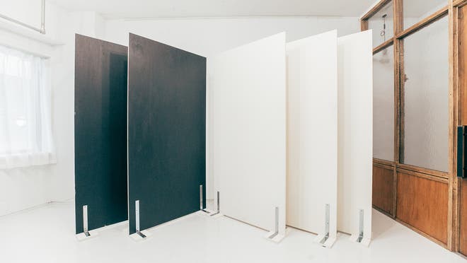 クリスマス🎄巨大なシンボルツリーと自然光、緑豊かな植物が映えるレンタル撮影スタジオの写真15