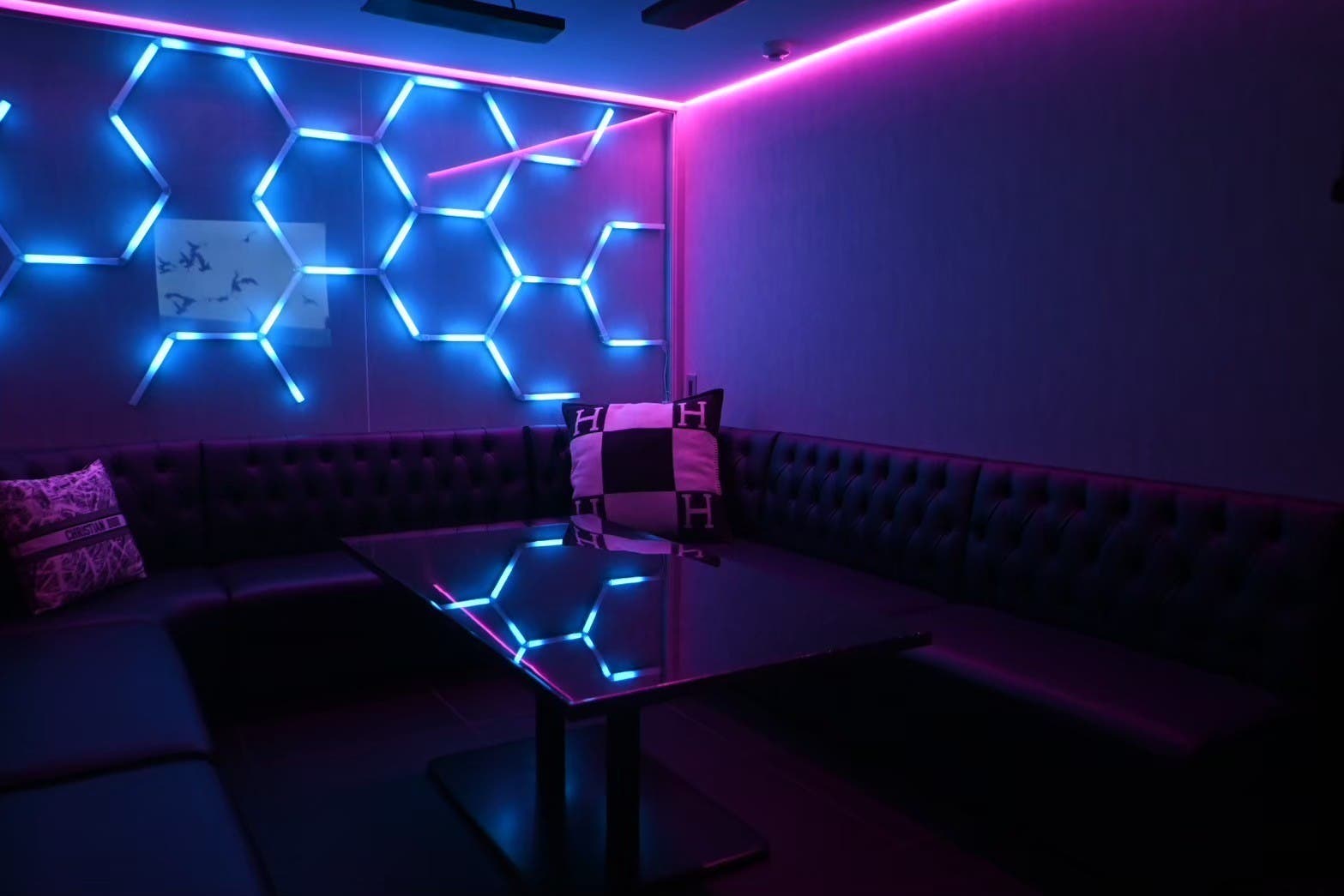 六本木駅から徒歩5分　内装にこだわったBARのV VIPルームの写真1