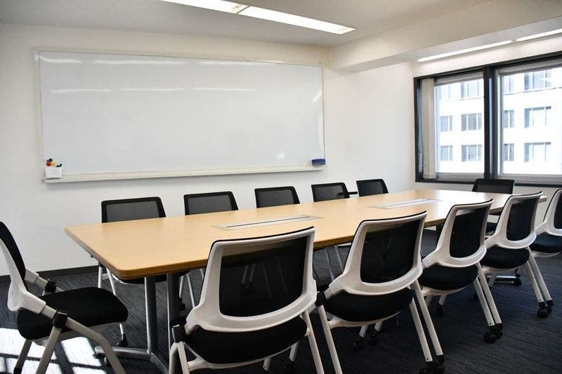 RoomD【外苑前駅から徒歩20秒！】12名。高速インターネット！飲食物持込可（ゴミ持ち帰り不要）！受付常駐で安心！の写真1