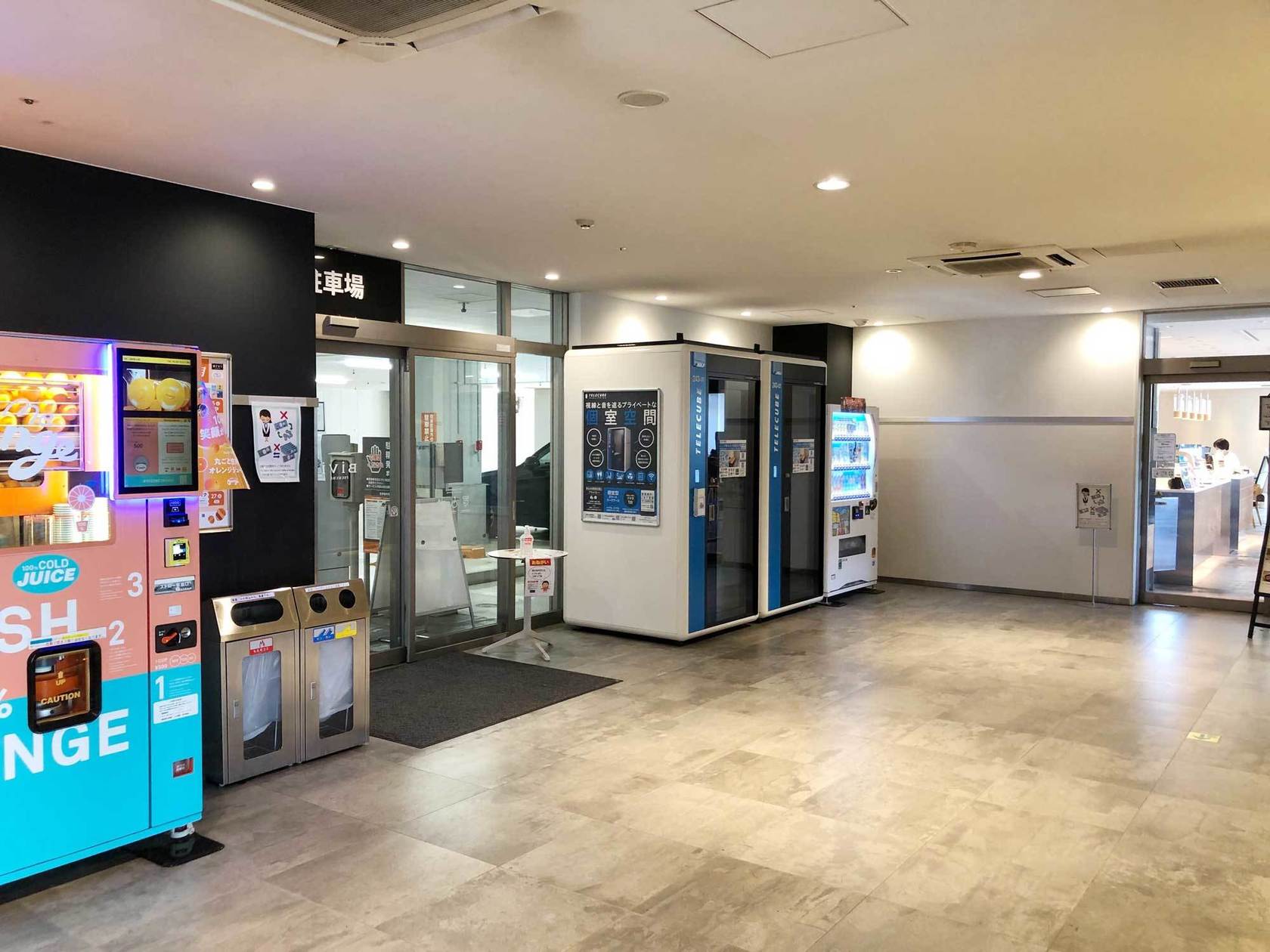 【テレキューブ】BiViつくばの個室型ワークブース（243-01）です。視線と音を遮る、プライベートな集中環境。の写真1