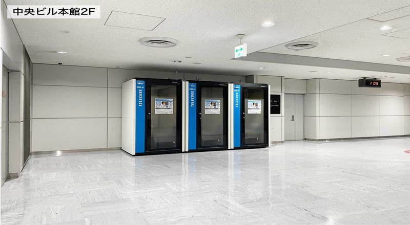【テレキューブ】成田国際空港 T1 中央ビル本館 2F (出国手続前エリア)の個室型ワークブース（246-02）です。