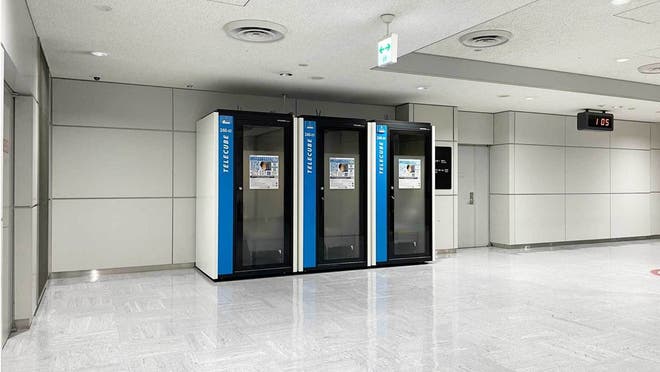 【テレキューブ】成田国際空港 T1 中央ビル本館 2F (出国手続前エリア)の個室型ワークブース(246-04)です。の写真1