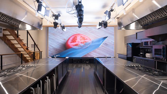 表参道駅より徒歩9分。2組のクッキングシーンが撮影可能な本格ダブルキッチンスタジオ。の写真2