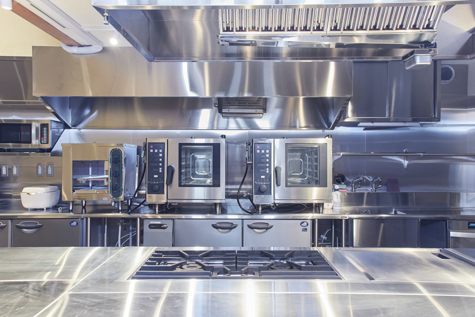 表参道駅より徒歩9分。2組のクッキングシーンが撮影可能な本格ダブルキッチンスタジオ。の写真4