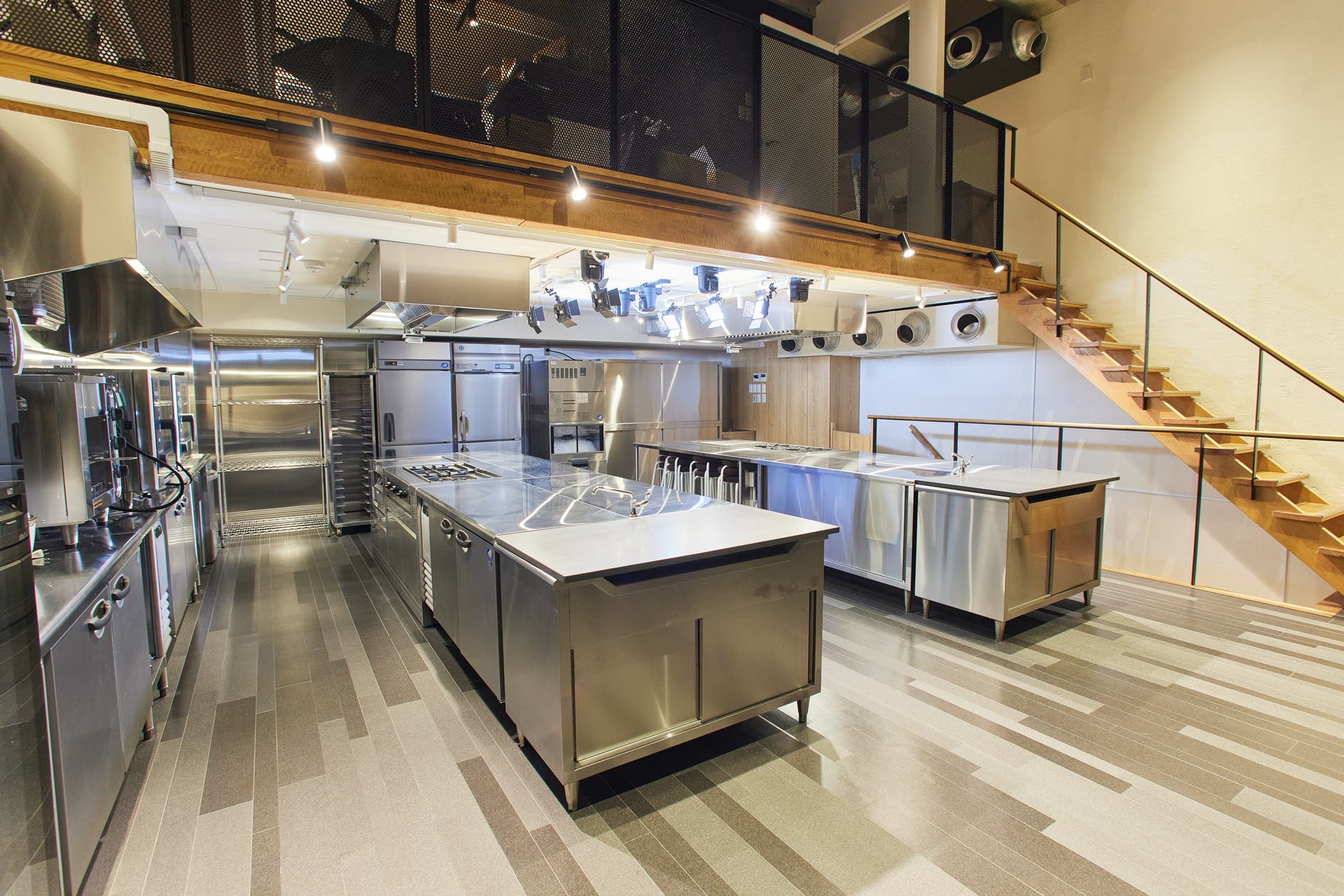 表参道駅より徒歩9分。2組のクッキングシーンが撮影可能な本格ダブルキッチンスタジオ。の写真5