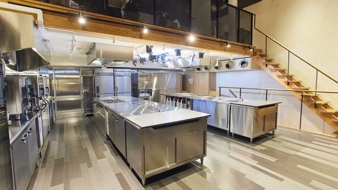 表参道駅より徒歩9分。2組のクッキングシーンが撮影可能な本格ダブルキッチンスタジオ。の写真5