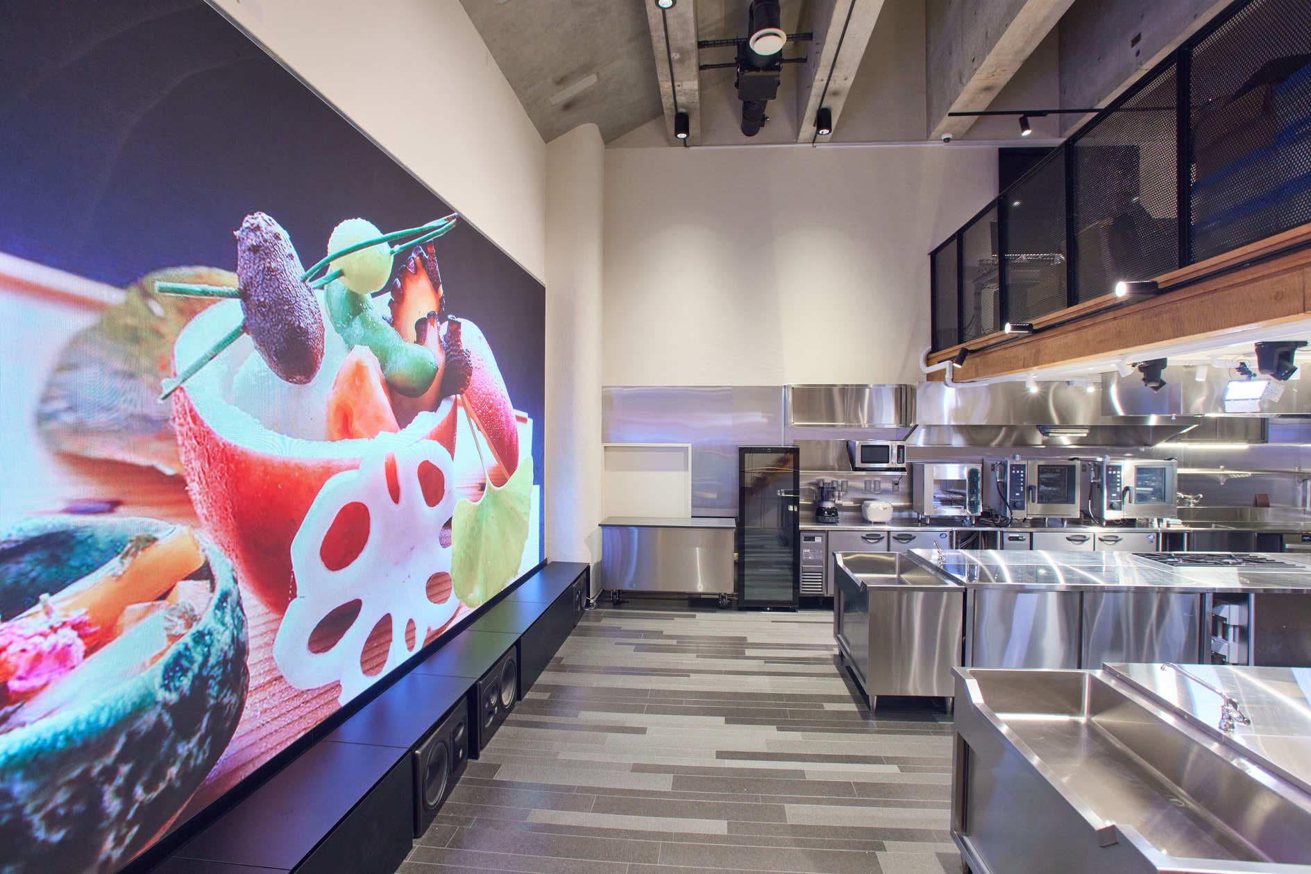 表参道駅より徒歩9分。2組のクッキングシーンが撮影可能な本格ダブルキッチンスタジオ。の写真6