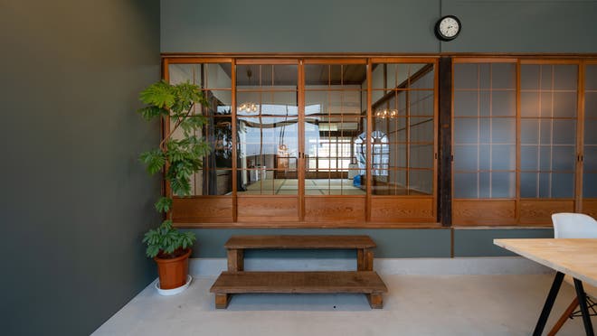 【子ども用備品が充実】アンティークドアと緑の外壁がかわいい古民家モダンな路面の広々土間スペース!の写真3