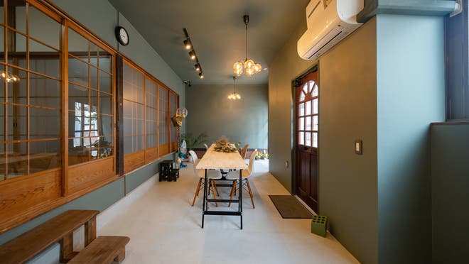 【子ども用備品が充実】アンティークドアと緑の外壁がかわいい古民家モダンな路面の広々土間スペース!の写真1