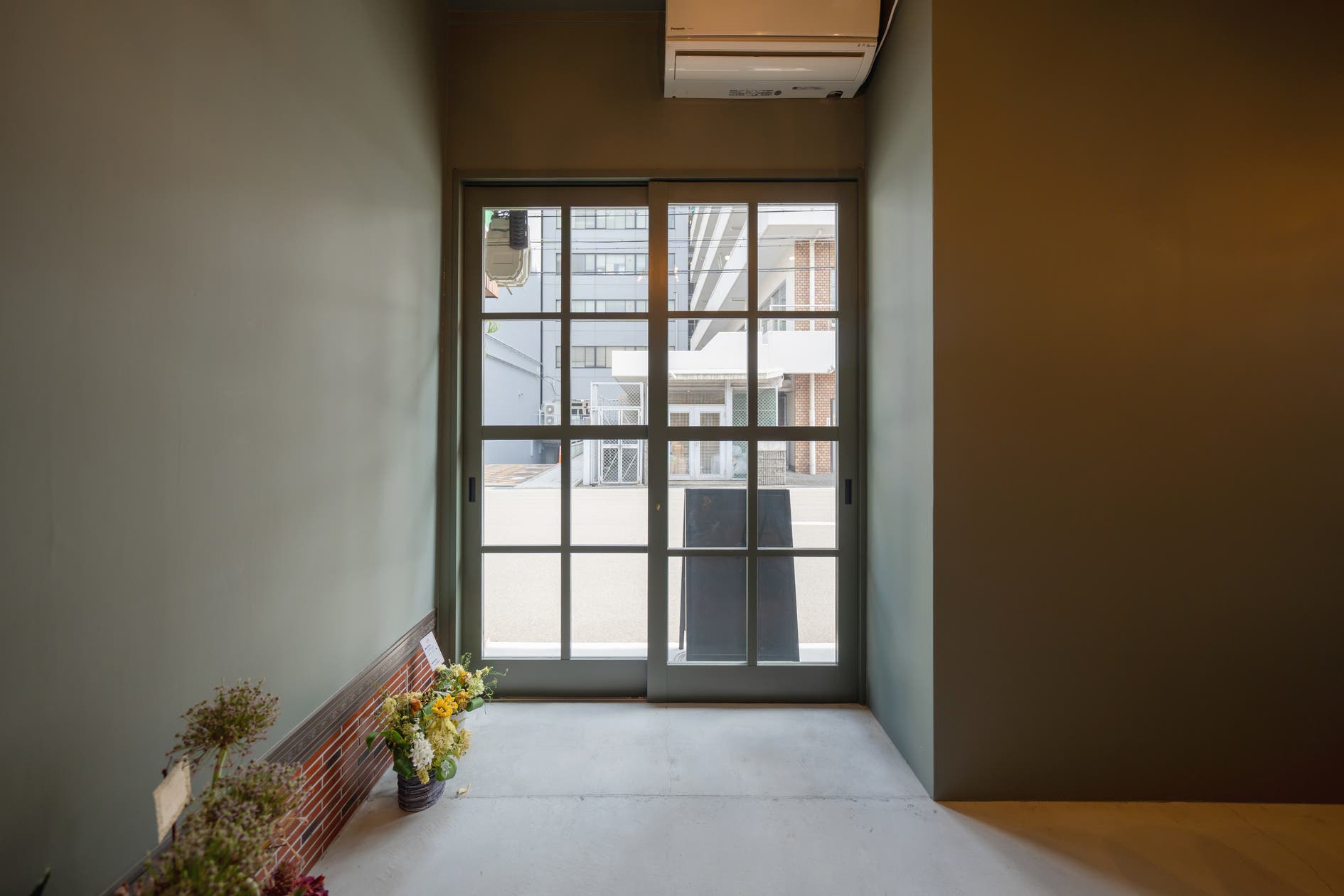 【子ども用備品が充実】アンティークドアと緑の外壁がかわいい古民家モダンな路面の広々土間スペース！の写真4