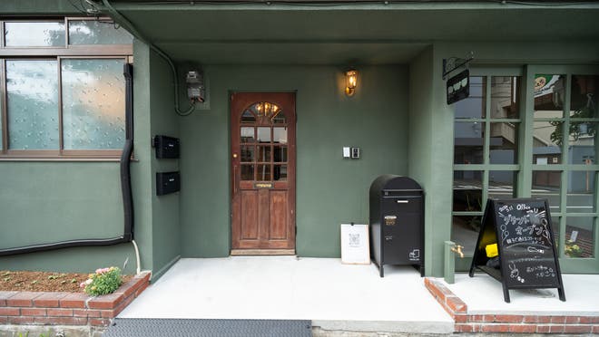 【子ども用備品が充実】アンティークドアと緑の外壁がかわいい古民家モダンな路面の広々土間スペース!の写真8