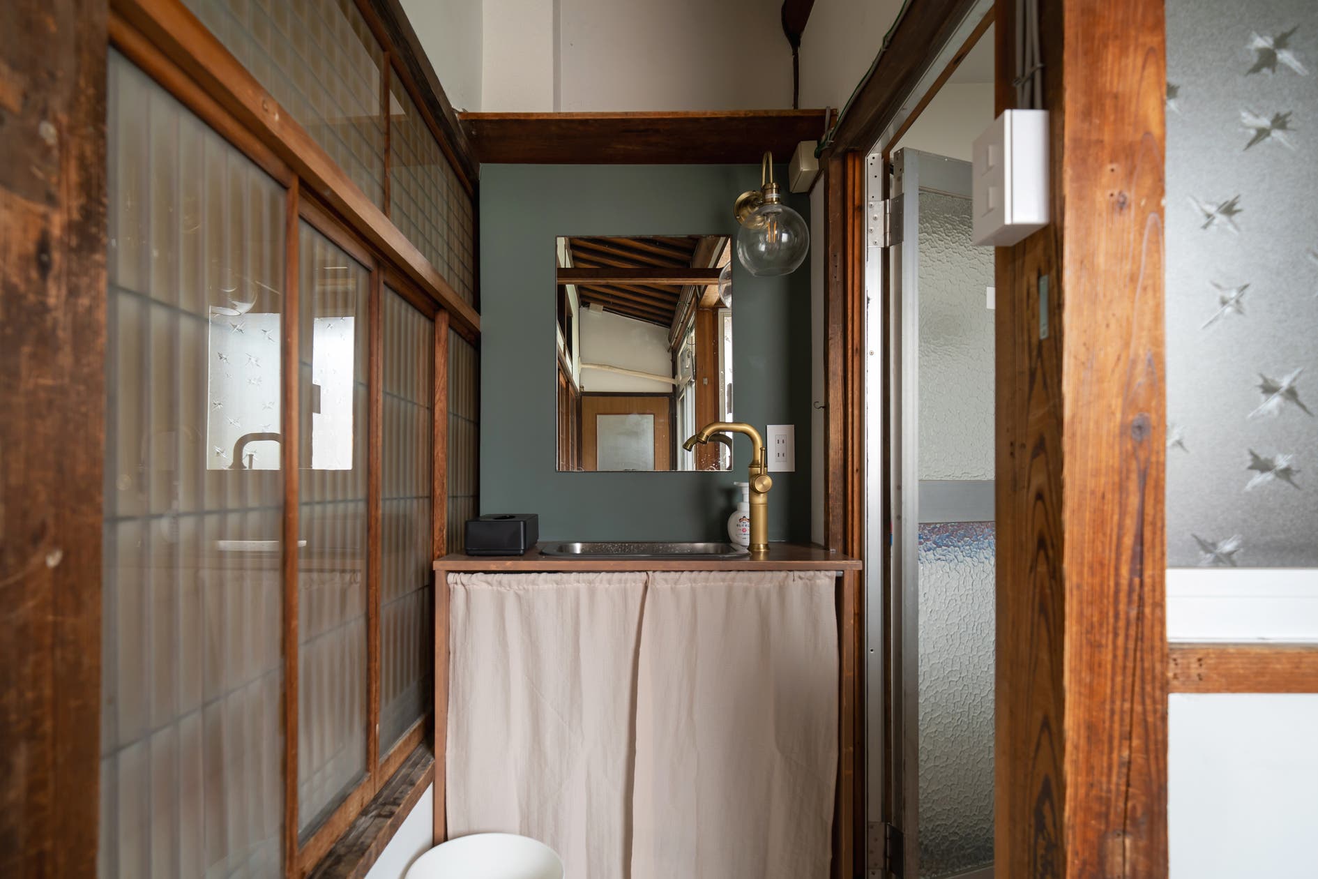 【子ども用備品が充実】アンティークドアと緑の外壁がかわいい古民家モダンな路面の広々土間スペース！の写真5