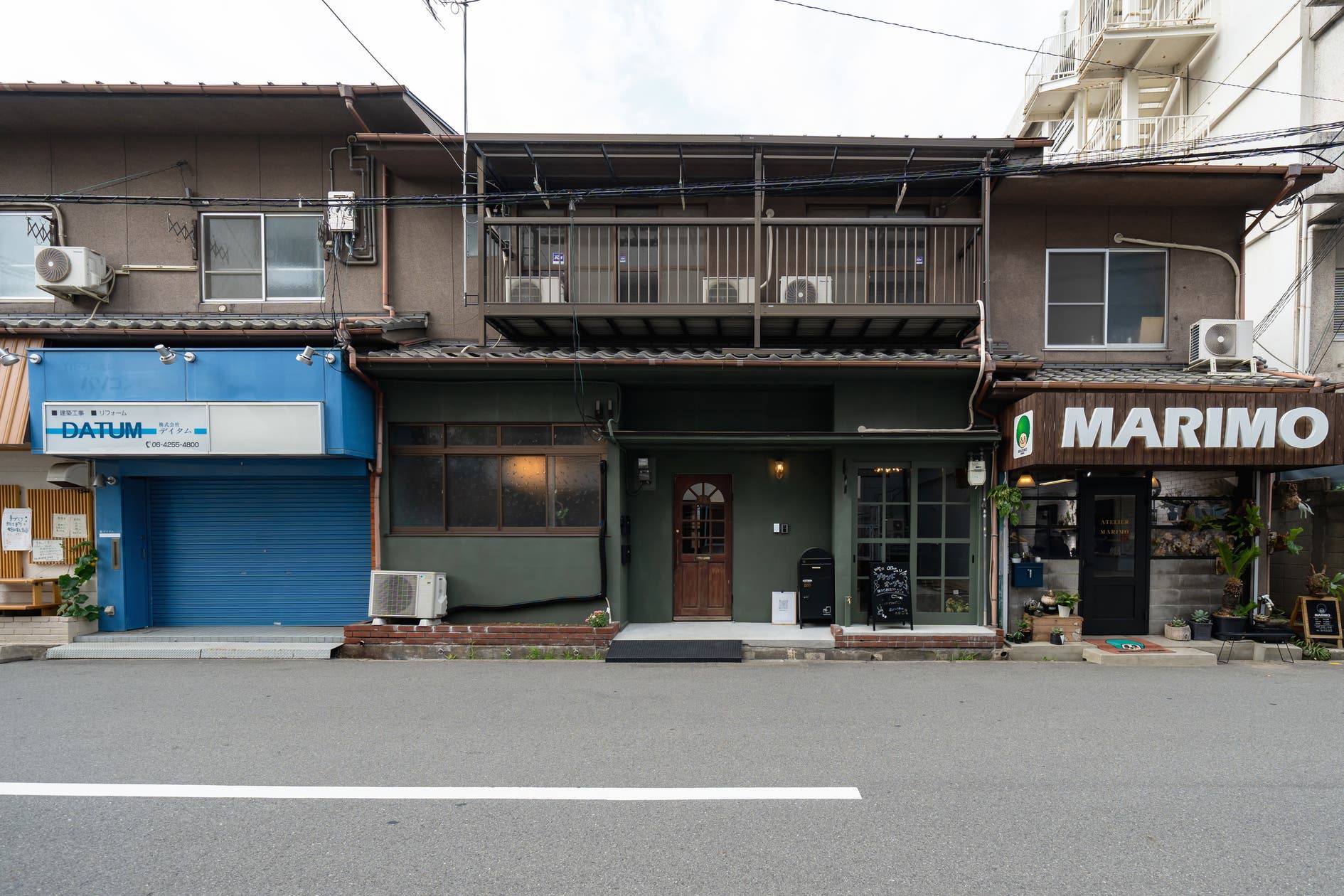 【子ども用備品が充実】アンティークドアと緑の外壁がかわいい古民家モダンな路面の広々土間スペース！の写真9