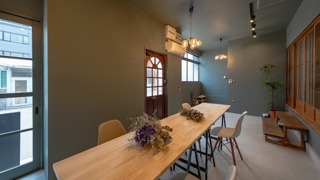 【子ども用備品が充実】アンティークドアと緑の外壁がかわいい古民家モダンな路面の広々土間スペース!の写真2