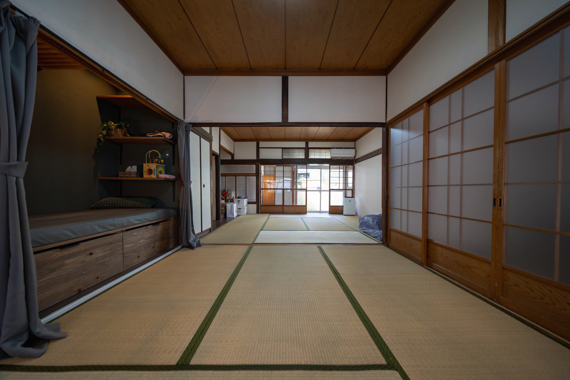 【子ども用備品が充実】アンティークドアと緑の外壁がかわいい古民家モダンな路面の広々土間スペース！の写真6