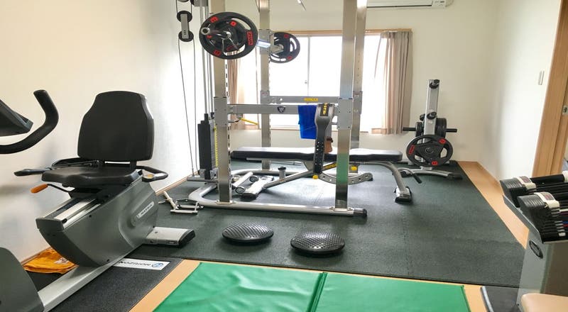 アパートの一室をリノベーションした本格的なトレーニングジム　気楽にトレーニングしたい方やトレーナーにおすすめ　<無料駐車場完備>
