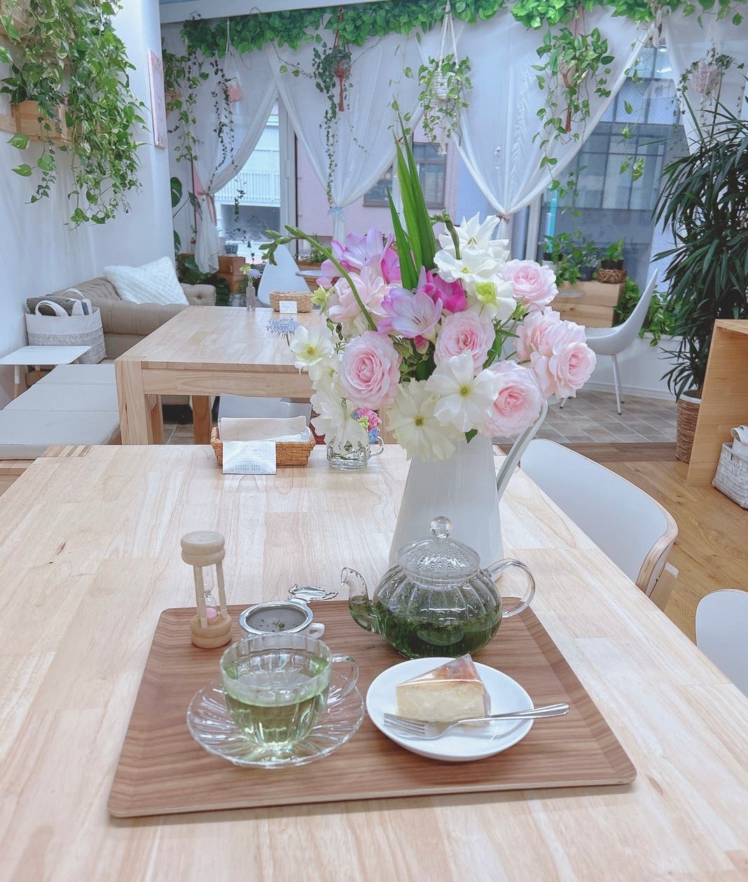 たくさんのお花と緑に囲まれた幻想的なフラワーカフェ　自然光あり、ポートレート撮影・動画撮影、女子会イベントも可能の写真12