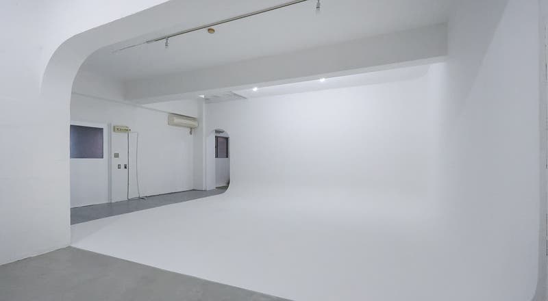 神楽坂から徒歩５分。天高3.3m、縦横Rホリゾントの真っ白なキューブ型スタジオ！