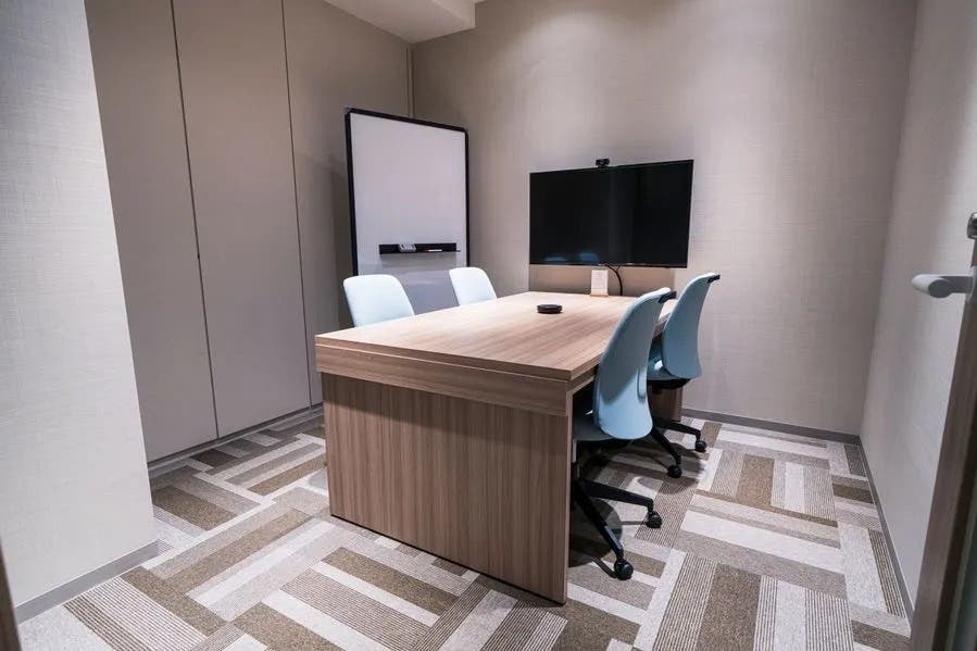 【渋谷駅徒歩1分！】少人数の会議に最適🌟4人用会議室・WiFi・モニター・フリードリンク🥤HAKADORU渋谷宮益坂店の写真2