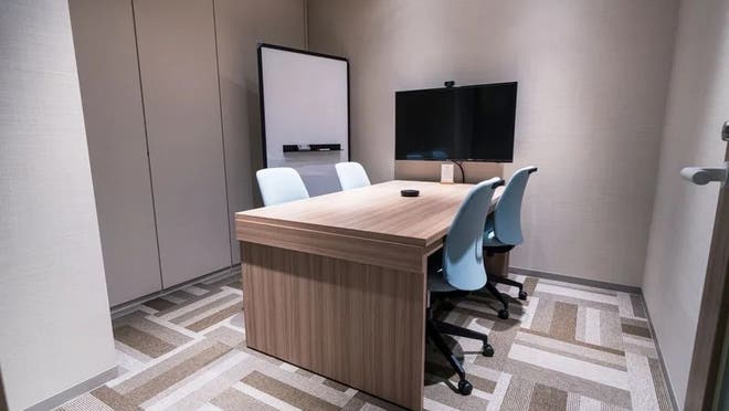 【渋谷駅徒歩1分!】少人数の会議に最適🌟4人用会議室・WiFi・モニター・フリードリンク🥤HAKADORU渋谷宮益坂店の写真2