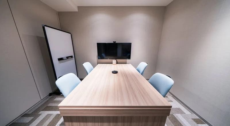 【渋谷駅徒歩1分！】少人数の会議に最適🌟4人用会議室・WiFi・モニター・フリードリンク🥤HAKADORU渋谷宮益坂店