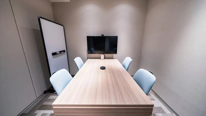 【渋谷駅徒歩1分!】少人数の会議に最適🌟4人用会議室・WiFi・モニター・フリードリンク🥤HAKADORU渋谷宮益坂店の写真1