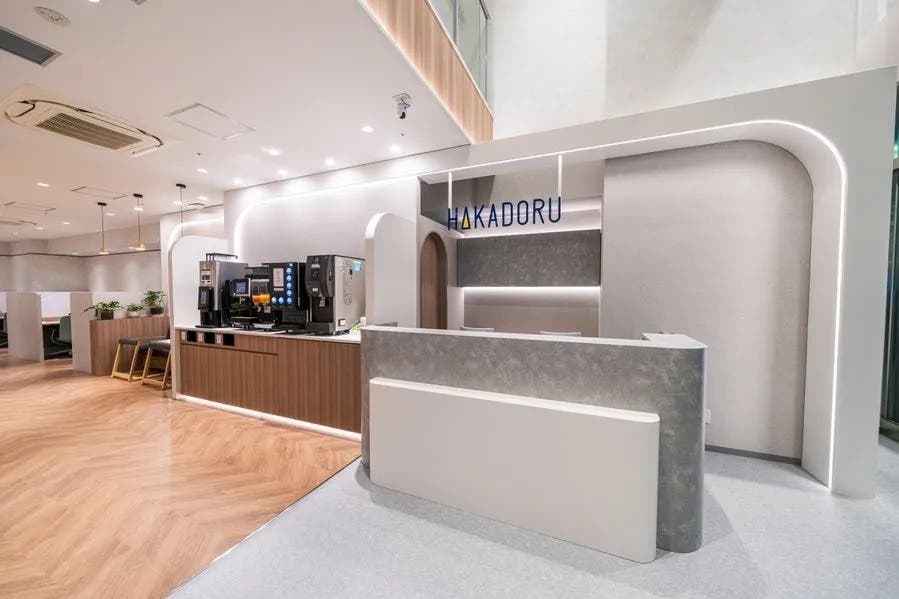 【渋谷駅徒歩1分！】少人数の会議に最適🌟6人用会議室・WiFi・モニター・フリードリンク🥤HAKADORU渋谷宮益坂店の写真3