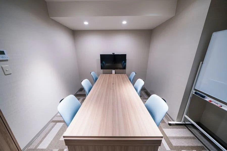 【渋谷駅徒歩1分！】少人数の会議に最適🌟6人用会議室・WiFi・モニター・フリードリンク🥤HAKADORU渋谷宮益坂店の写真1