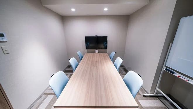 【渋谷駅徒歩1分!】少人数の会議に最適🌟6人用会議室・WiFi・モニター・フリードリンク🥤HAKADORU渋谷宮益坂店の写真1