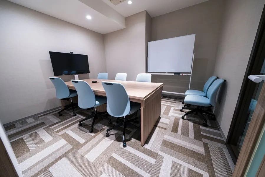 【渋谷駅徒歩1分！】少人数の会議に最適🌟6人用会議室・WiFi・モニター・フリードリンク🥤HAKADORU渋谷宮益坂店の写真2