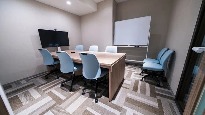 【渋谷駅徒歩1分!】少人数の会議に最適🌟6人用会議室・WiFi・モニター・フリードリンク🥤HAKADORU渋谷宮益坂店の写真2