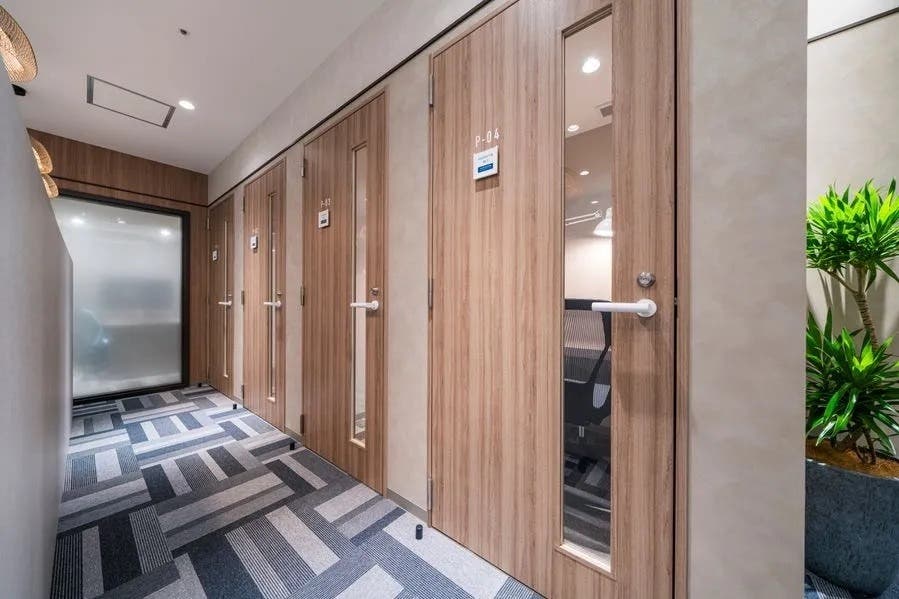 【渋谷駅徒歩1分！】WEB会議にも最適🌟フリードリンク付き1名防音個室（P-03）HAKADORU渋谷宮益坂店の写真2