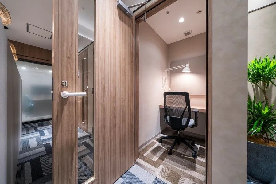 【渋谷駅徒歩1分！】WEB会議にも最適🌟フリードリンク付き1名防音個室（P-03）HAKADORU渋谷宮益坂店の写真1