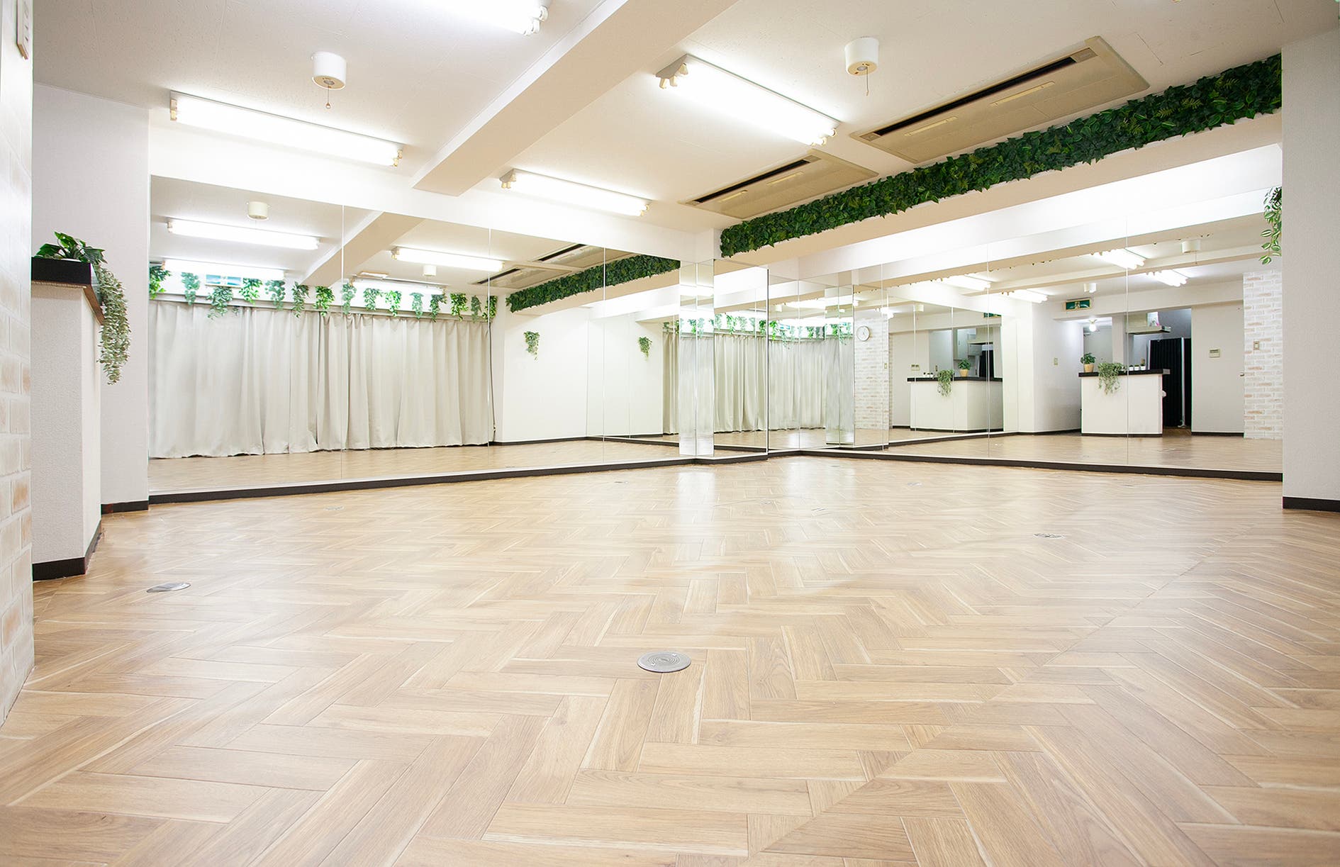 【東長崎駅2分、池袋付近】2面大型鏡計10m／広々48㎡スタジオでダンス・ヨガ・コスプレ・撮影・演劇におすすめ☆の写真1