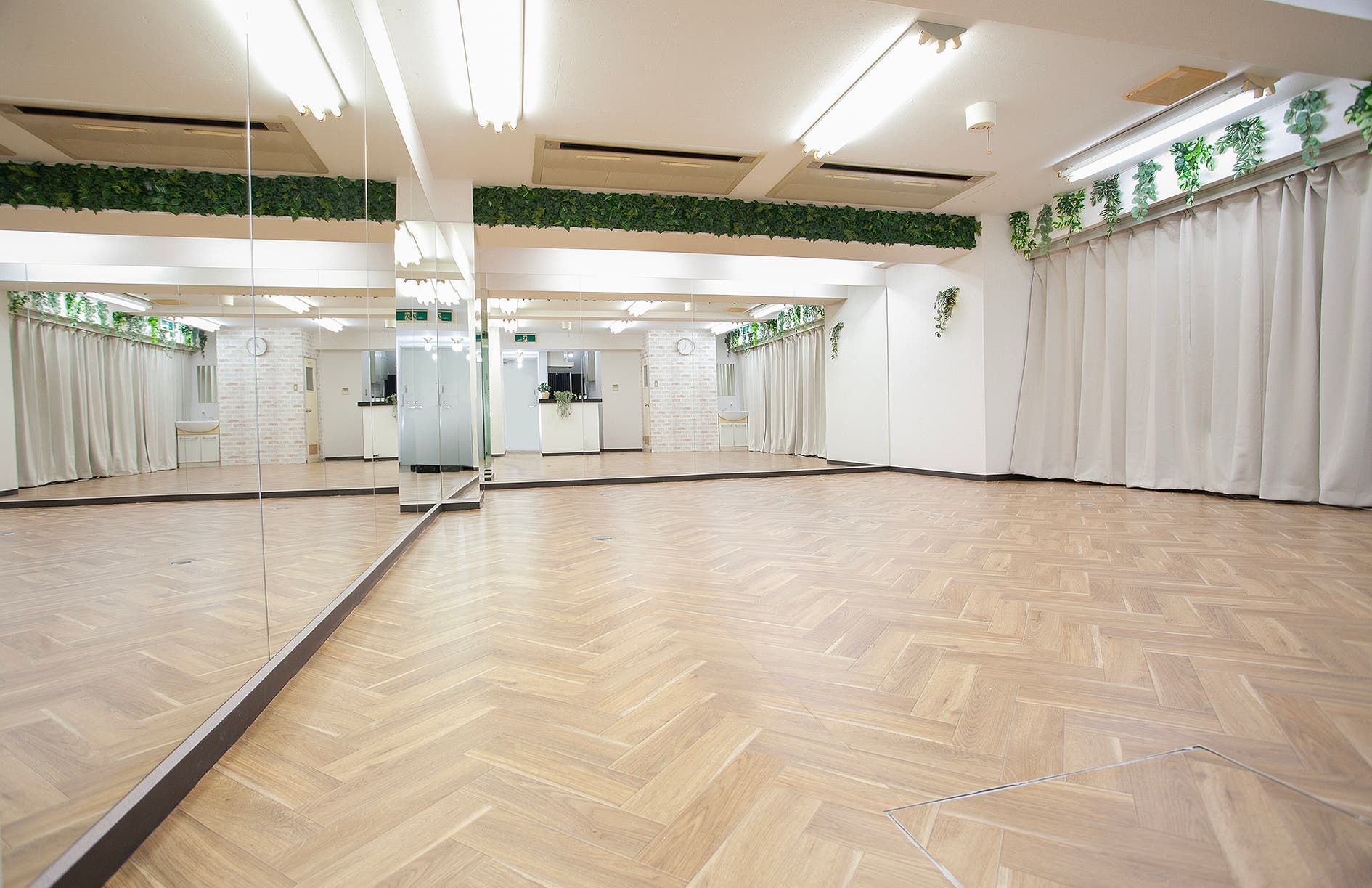 【東長崎駅2分、池袋付近】2面大型鏡計10m／広々48㎡スタジオでダンス・ヨガ・コスプレ・撮影・演劇におすすめ☆の写真2