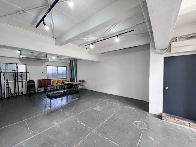 吹抜けのインダストリアルな倉庫型スタジオ。駐車車あり！ ２Fはモルタル床と白壁。の写真7